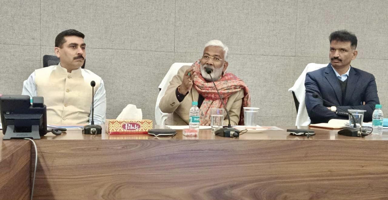 भूगर्भ जल विभाग के अधिकारियों के साथ समीक्षा बैठक की। - Swatantra Dev Singh